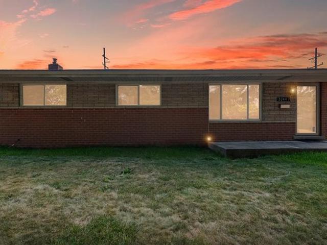 32447 Hawthorne Dr, Warren, MI 48092