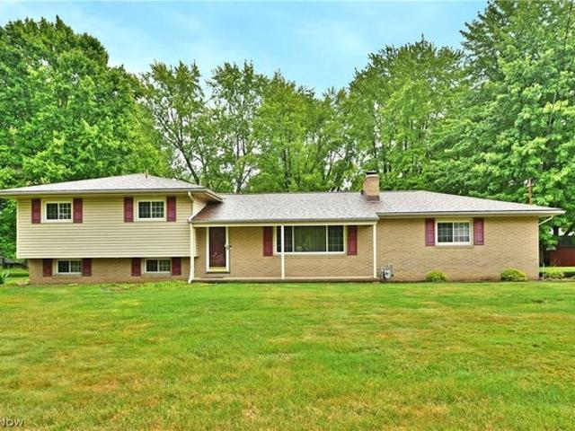 3246 Circle Dr, Cortland, OH 44410