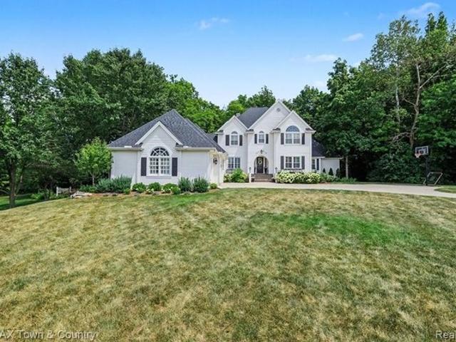 3246 Fieldstone Dr, Flushing, MI 48433
