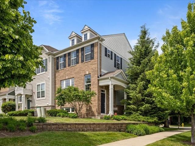 3249 Coral Ln, Glenview, IL 60026