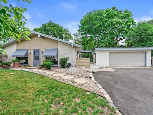 3240 S Hickory Rd, New Berlin, WI 53151