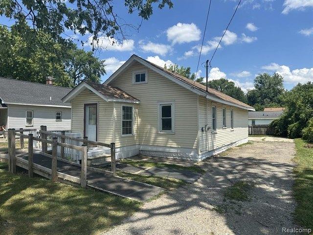 3241 Shaw St, Burton, MI 48529