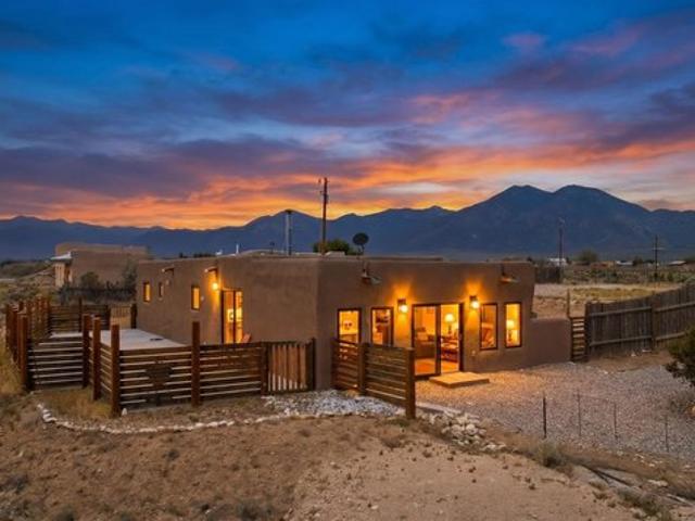 324 Blueberry Hill Rd, El Prado, NM 87529