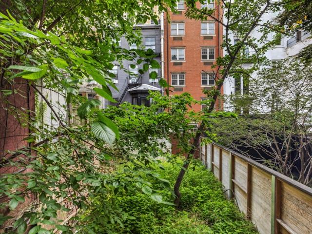 324 E 18TH Street