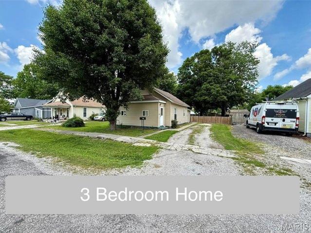 324 N Harrison St, Girard, IL 62640