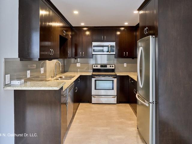 324 N Oakhurst Dr LLC