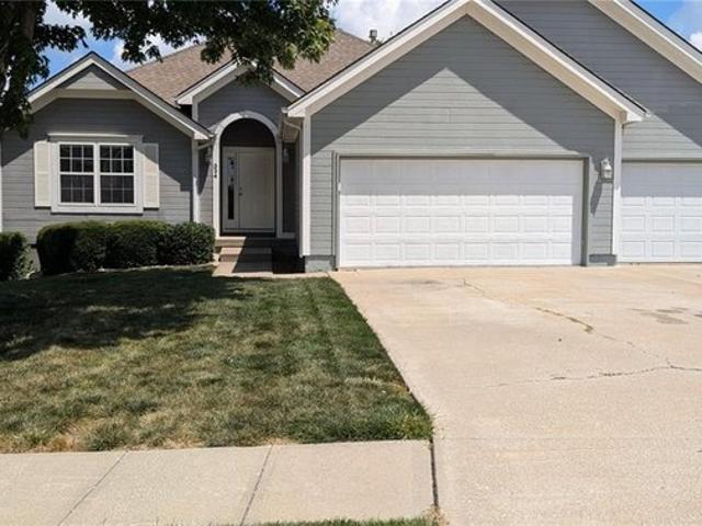 324 NE Woodbury Dr, Lee's Summit, MO 64086