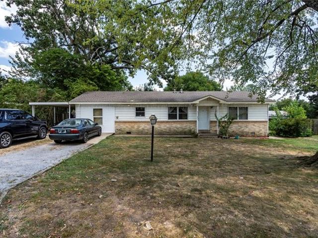 324 S Eastern Ave, Gentry, AR 72734