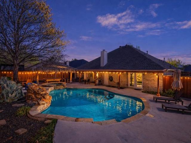 324 Woodcrest Dr, Saginaw, TX 76179