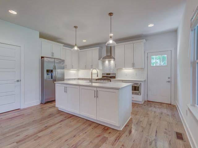 324A Queen Ave