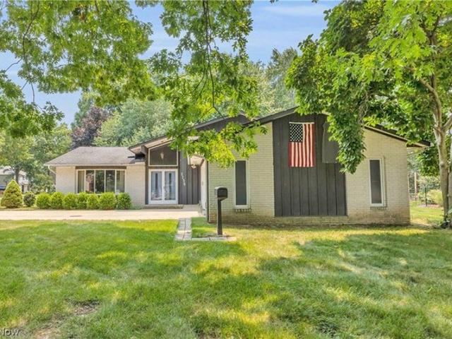 32561 Carriage Ln, Avon Lake, OH 44012