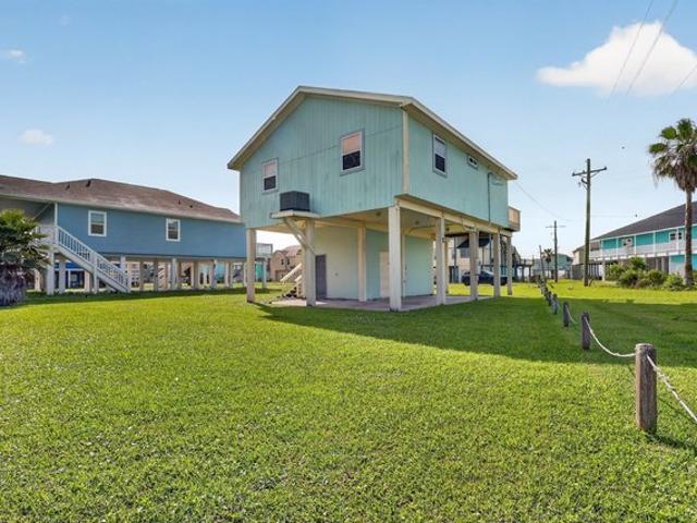 3259 Pirates Cv, Crystal Beach, TX 77650