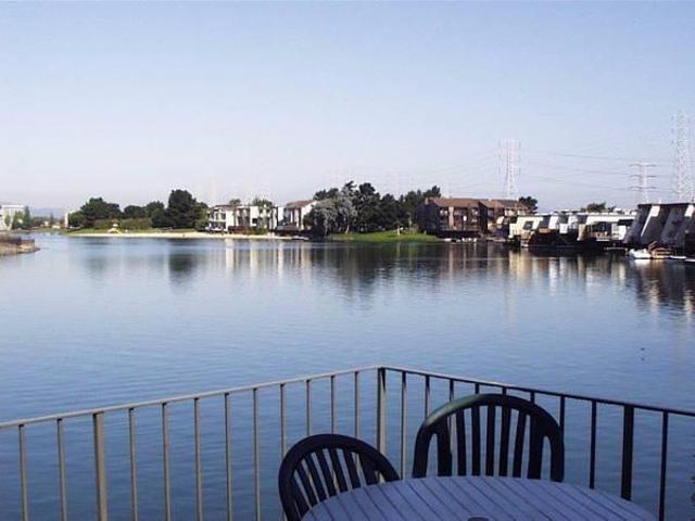 $3250 / 3br Waterfront Executive Living