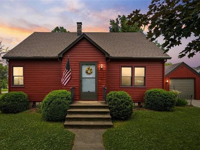 325 3rd St S, Coggon, IA 52218
