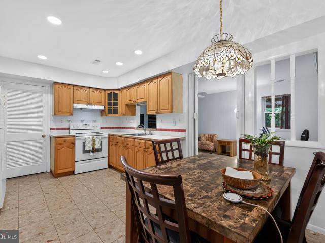 325 Carleton Lane