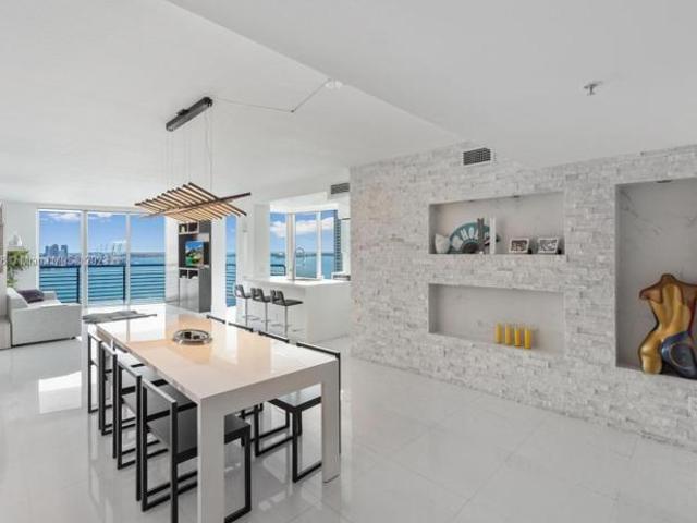 325 Biscayne Blvd S #2423, Miami, FL 33131