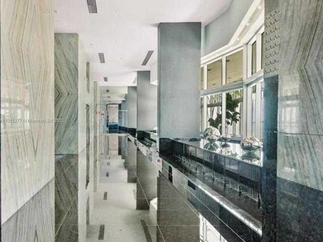 325 Biscayne Blvd S #823, Miami, FL 33131