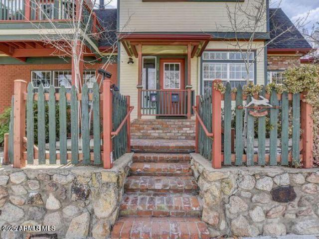325 E UNION Street