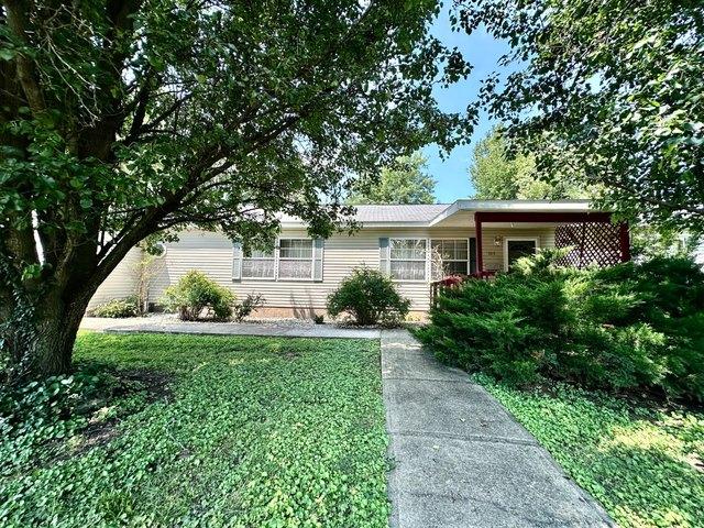 325 E Washington St, Flora, IL 62839