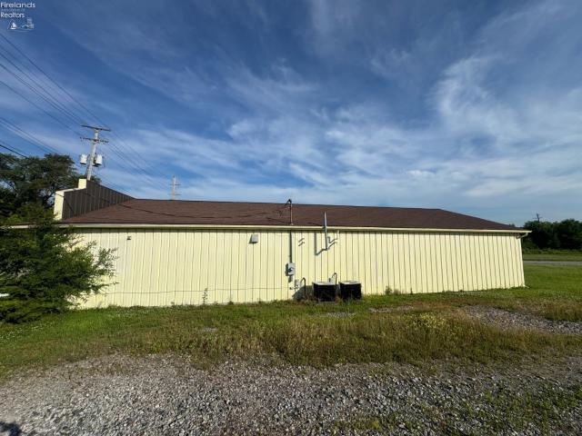 325 E Center