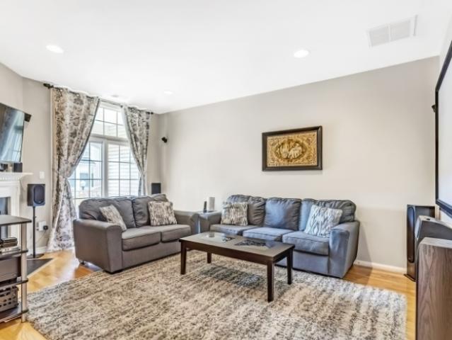325 Edmonton Ct
