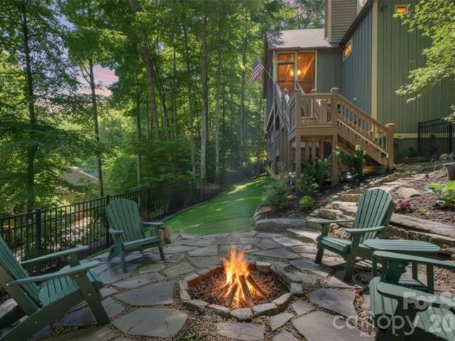 325 Hedgewood Dr, Tuckasegee, NC 28783