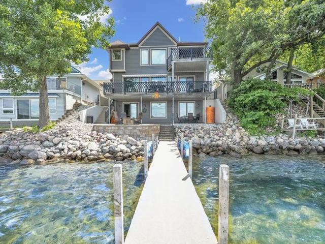 325 Lakeshore Dr, Arnolds Park, IA 51331