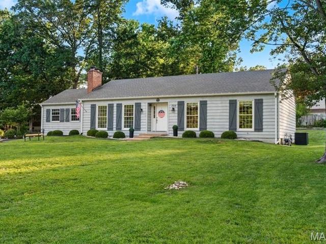 325 Nantucket Dr, Ballwin, MO 63011