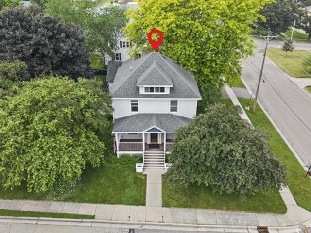 325 S Bridge St, Markesan, WI 53946