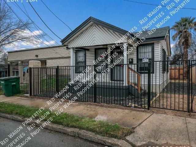325 S Hackberry, 2 beds, 1 full bath