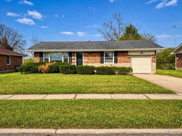 325 Royce Dr, Saint Louis, MO 63135