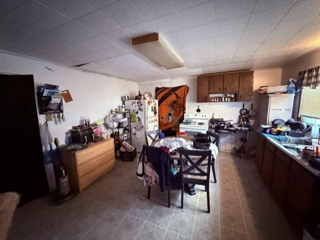 325 W Cunningham St