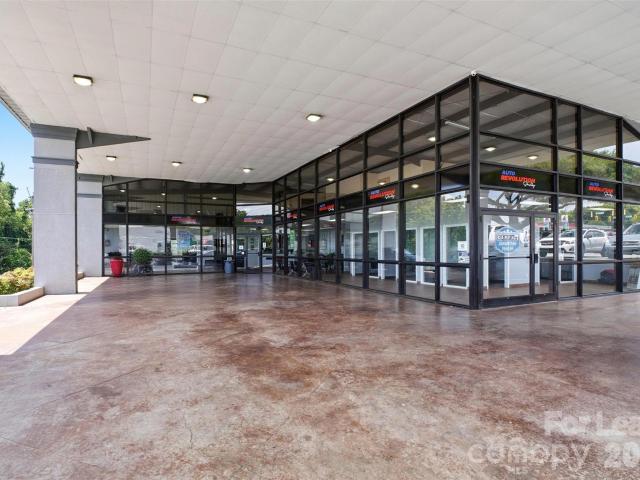 325 W Dixon Boulevard
