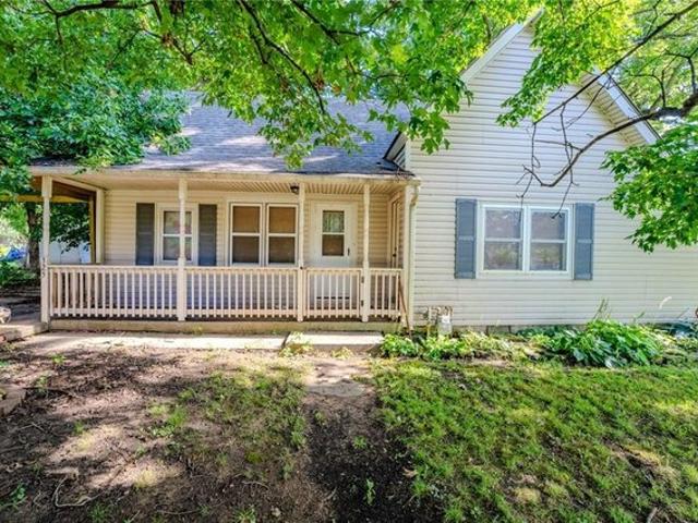 325 W Montgomery St, Thayer, KS 66776