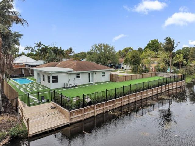 3268 Sapphire Rd, Lake Worth, FL 33462
