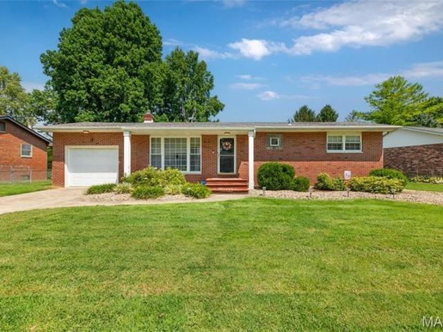 326 Crestview Dr, Wood River, IL 62095