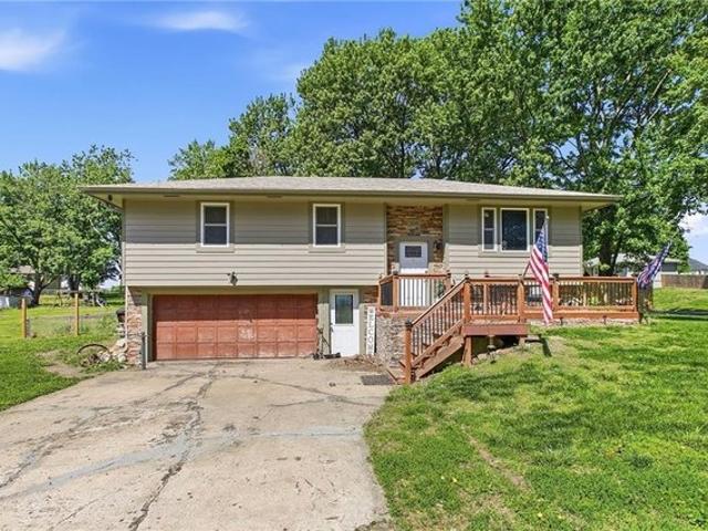 326 Gregory Dr, Gower, MO 64454