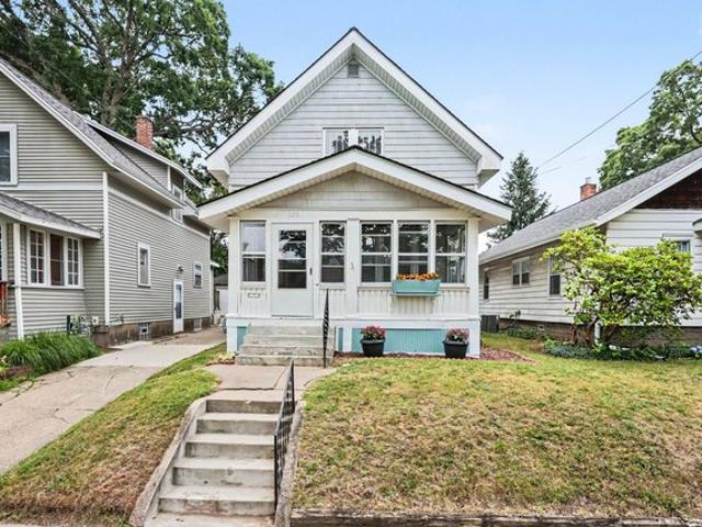 326 Dean St NE, Grand Rapids, MI 49505