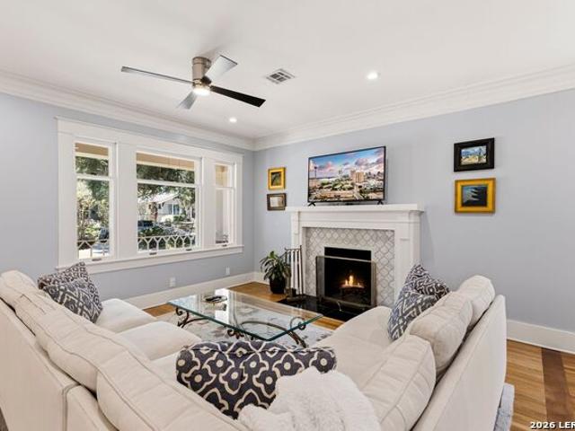 326 W Gramercy Pl