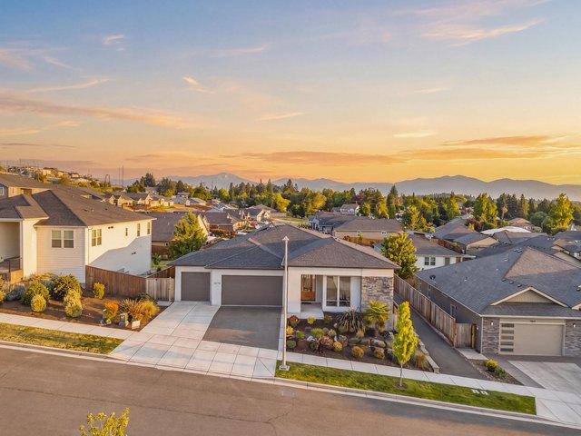 3274 Sky Way, Medford, OR 97504