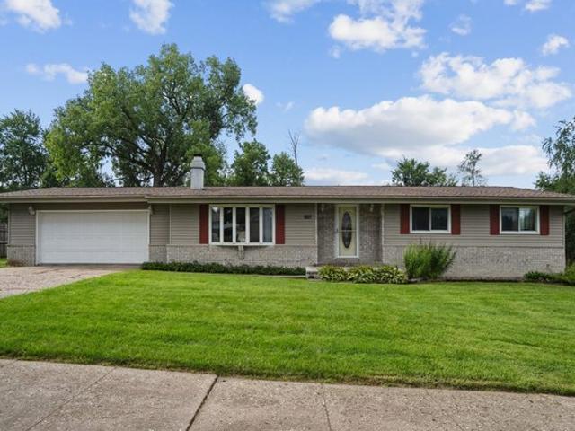 327 38th Ave N, Clinton, IA 52732