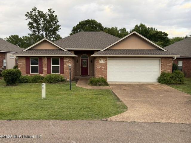 327 Cascades Cir E, Clinton, MS 39056