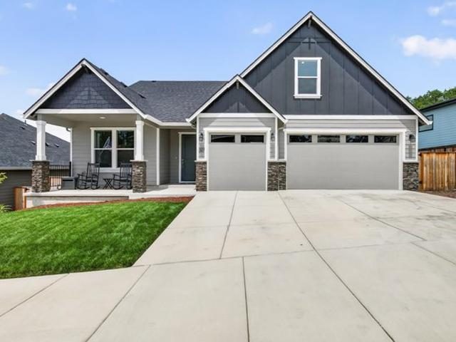 327 Arrowhead Trl, Eagle Point, OR 97524