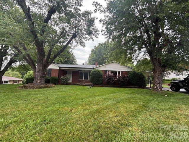 327 Arrowood St SE, Lenoir, NC 28645