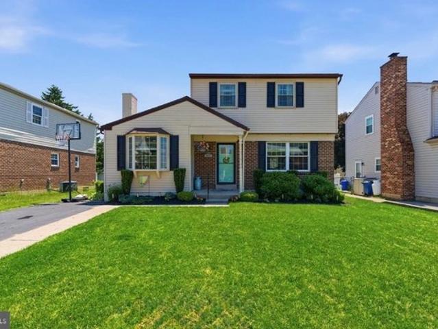 327 Greenbriar Ln, Havertown, PA 19083