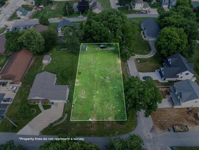 327 Dodge St, Le Claire, IA 52753