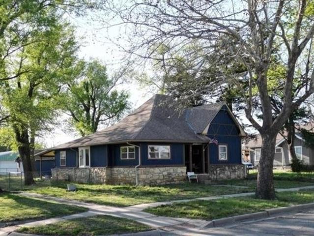 327 Houston St, Winfield, KS 67156