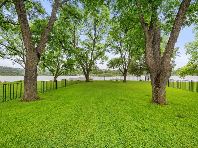 327 Meadowlakes Dr