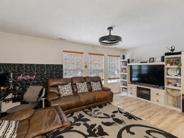 327 NE Sandalwood
