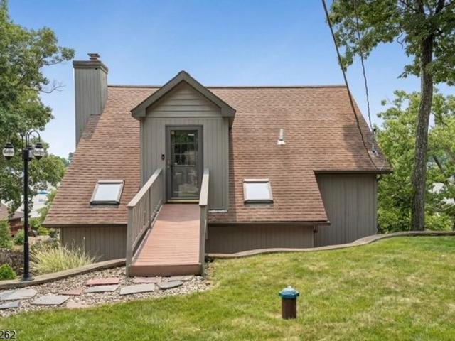 327 Squaw Trl, Hopatcong, NJ 07821